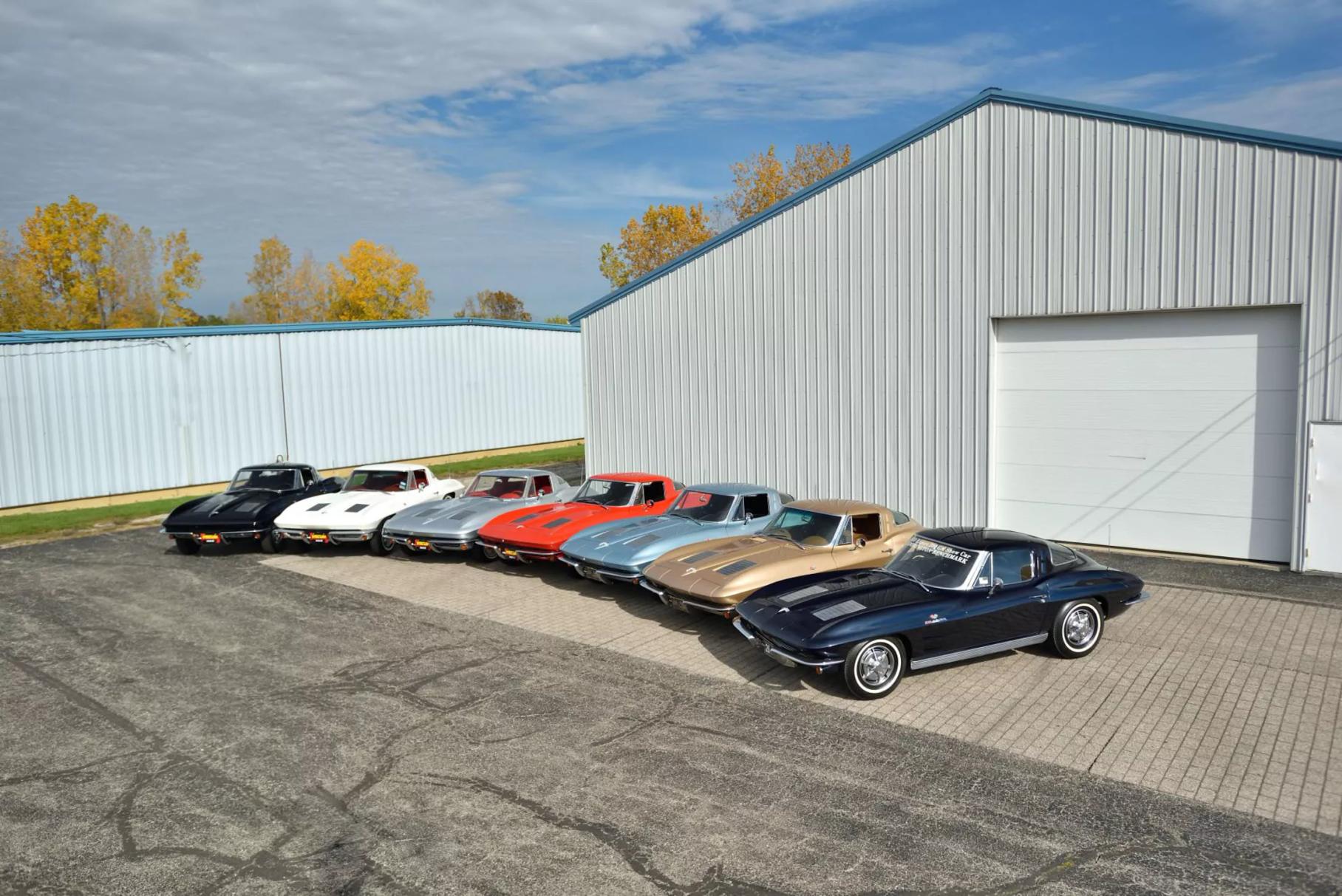 В продаже появилась коллекция редчайших классических Chevrolet Corvette ...